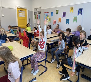 Juf Mascha geeft in groep 6A ontspannings- en concentratie oefeningen.
